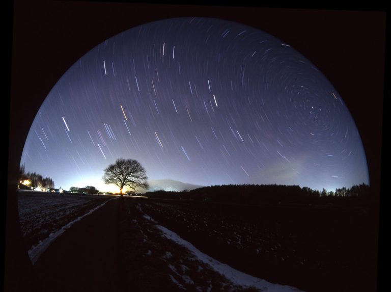 2024年8月号「ヤマナシの樹とともに…」 – ASPJ 日本星景写真協会